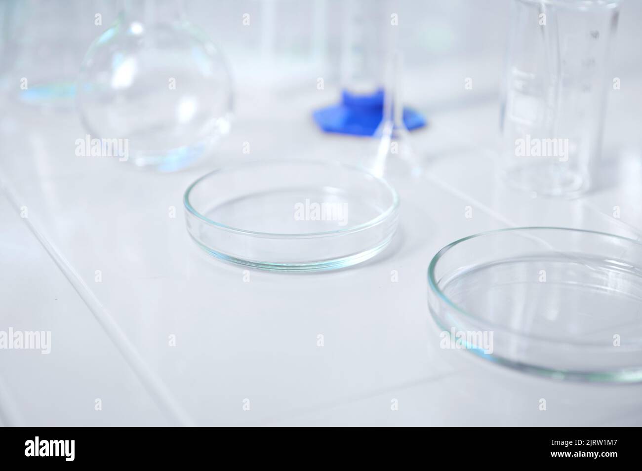 Measuring cylinder beaker hi-res stock photography and images - Alamy