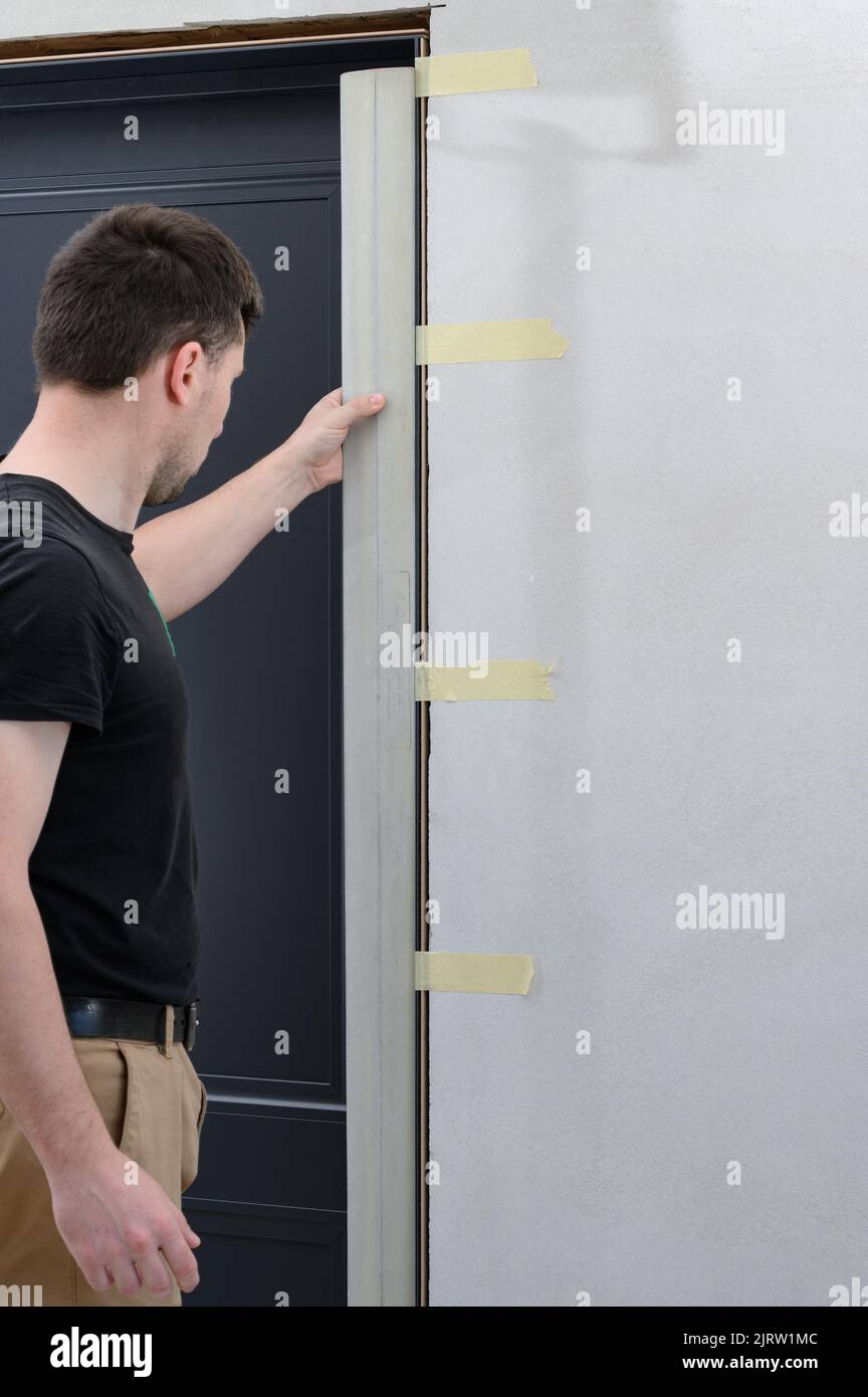 Checking the door frame for evenness of the surface after installation ...