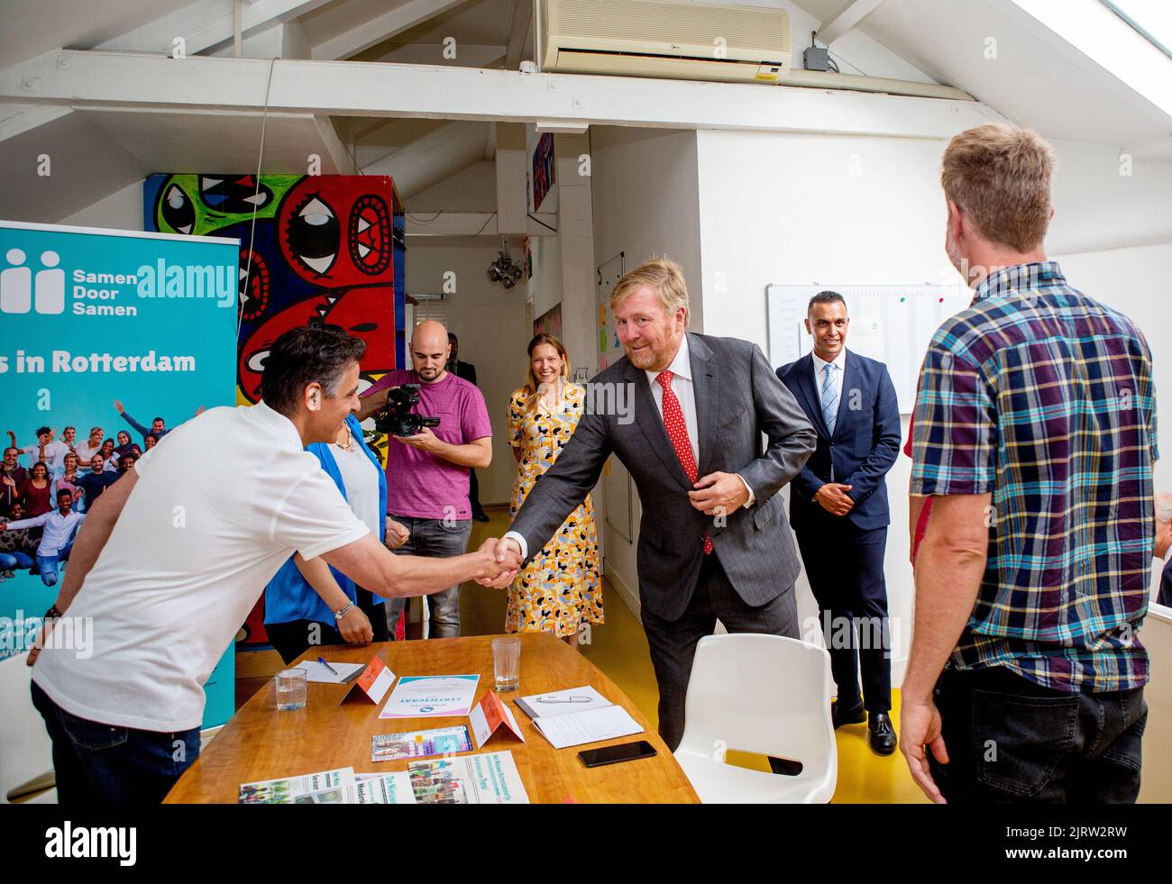 King Willem-Alexander on a working visit to SamenDoorSamen of the Mano ...