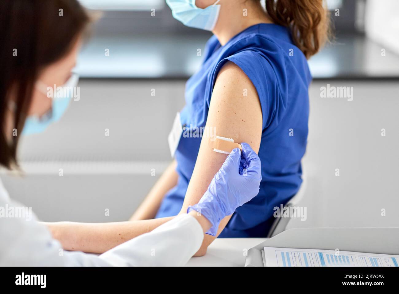 Medical patch hand hi-res stock photography and images - Alamy