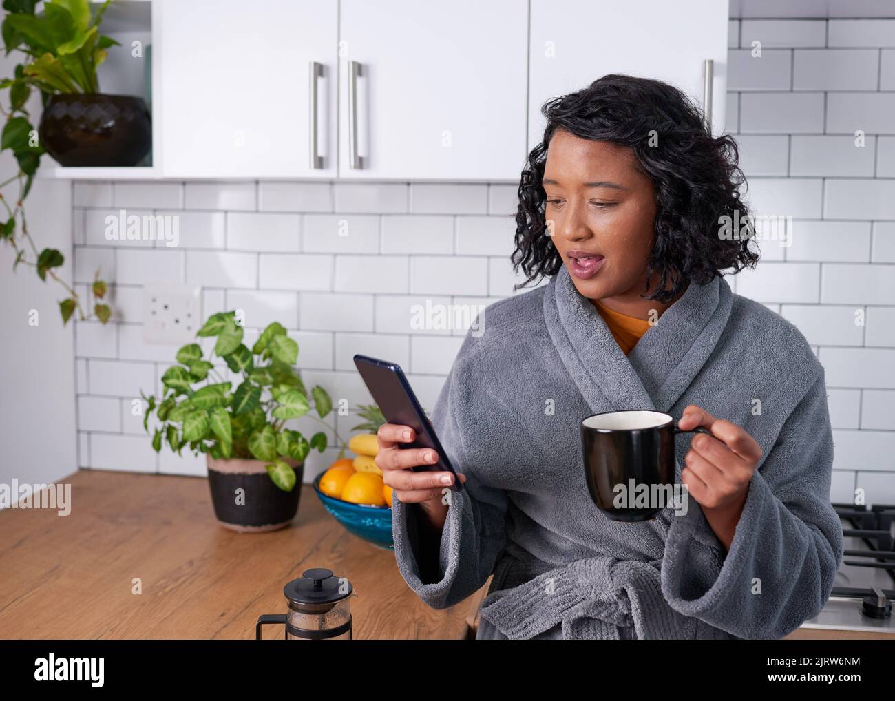 Woman reading a scroll hi-res stock photography and images - Alamy