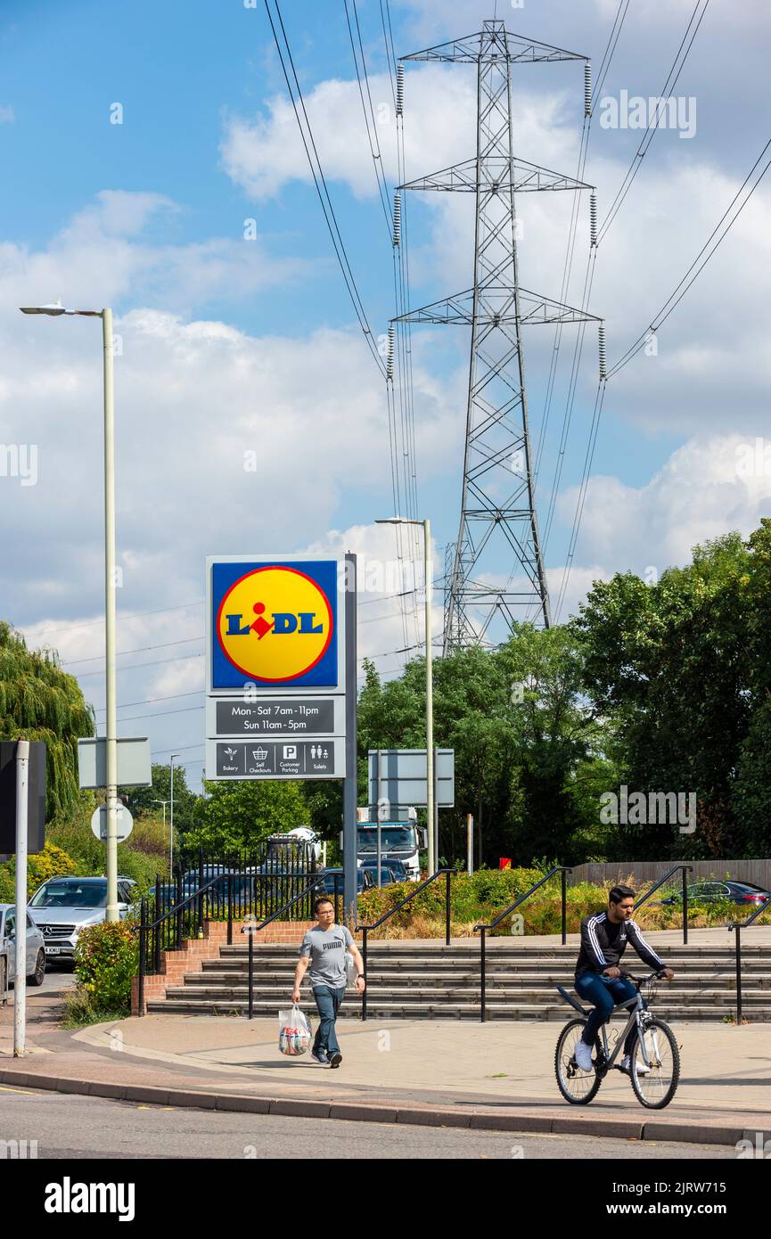 Watford, UK. 26th Aug, 2022. People outside a branch of discount ...
