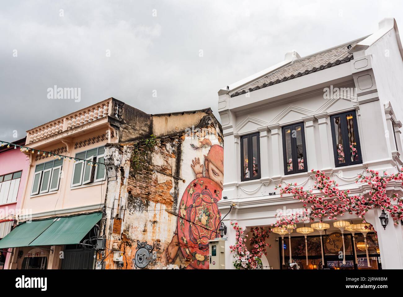 Phuket, Tailandia - Julio 2022: Alex Face mural graffiti en Soi Romanee ...