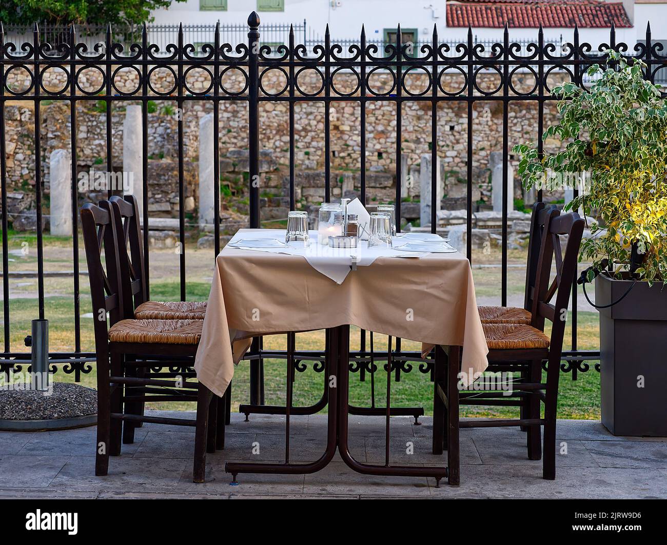 Ancient dinner table hi-res stock photography and images - Alamy