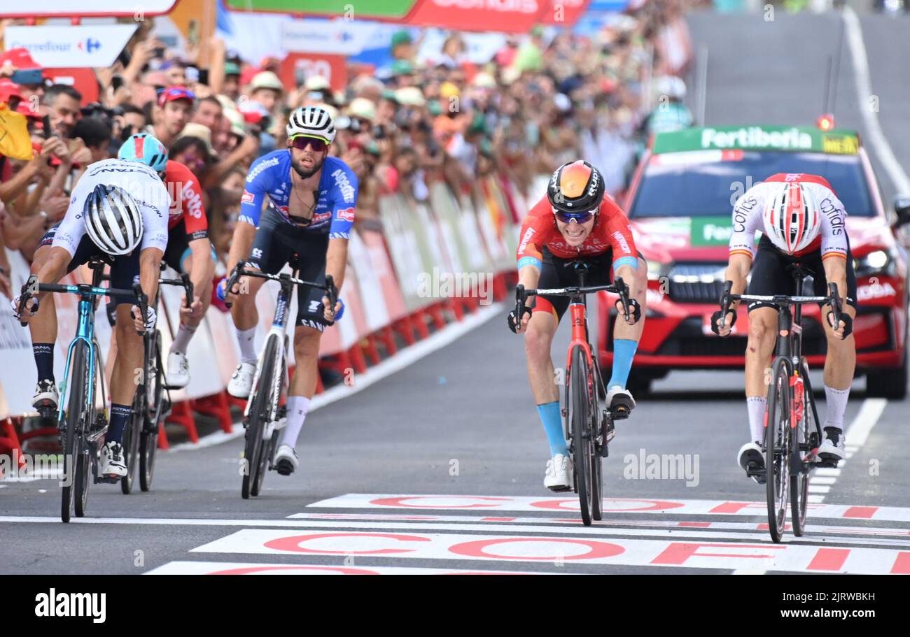 Spanish Jesus Herrada Lopez of Cofidis (R) crosses the finish line to ...