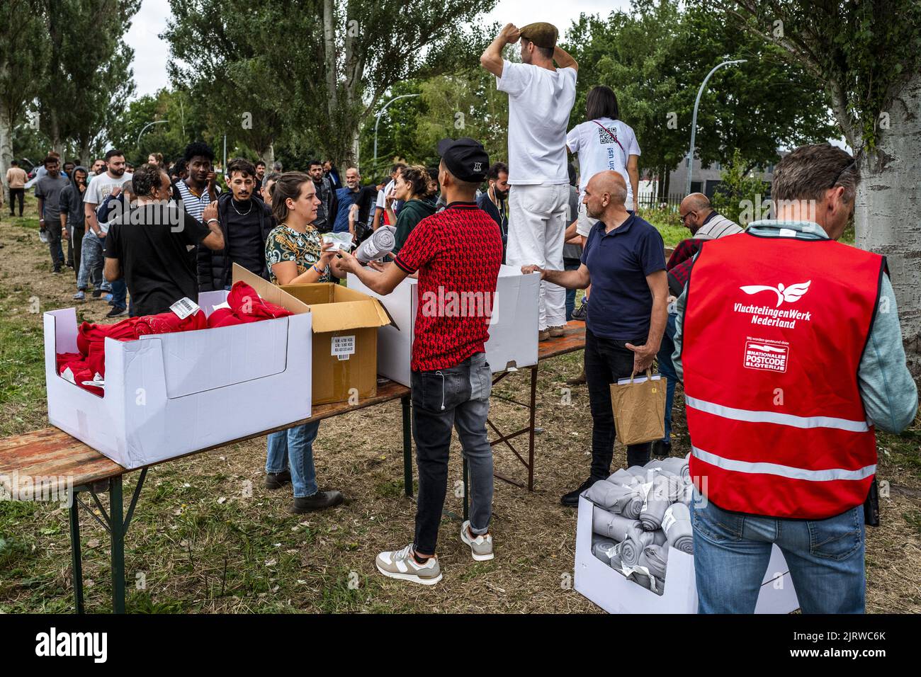 2022-08-26 16:51:48 TER APEL - Aid organization People for People is handing out fleece blankets ...