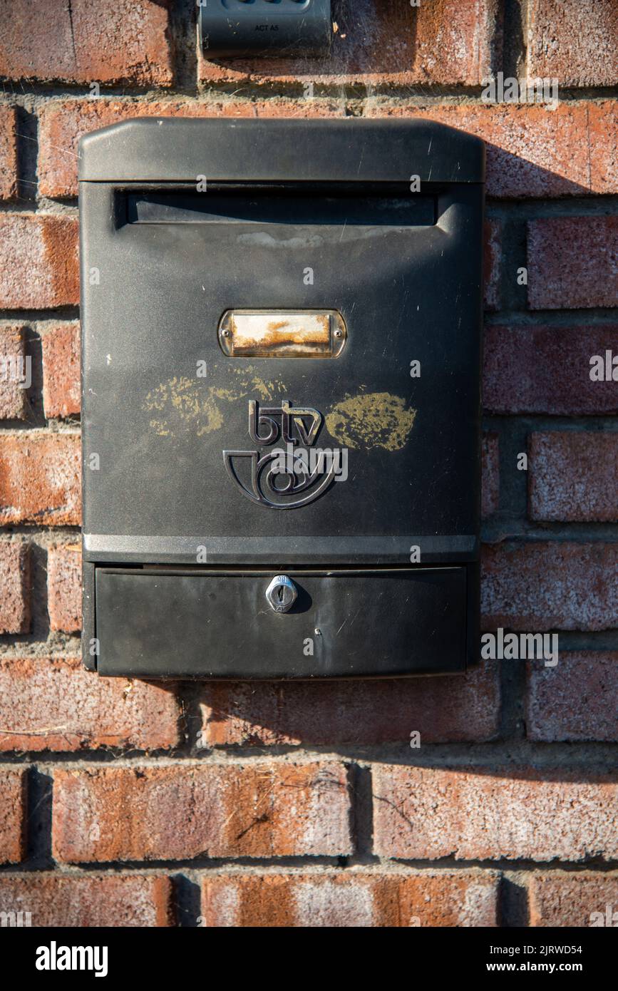 Mailboxes post mounted at entry gates, mailboxes embedded in a stone ...