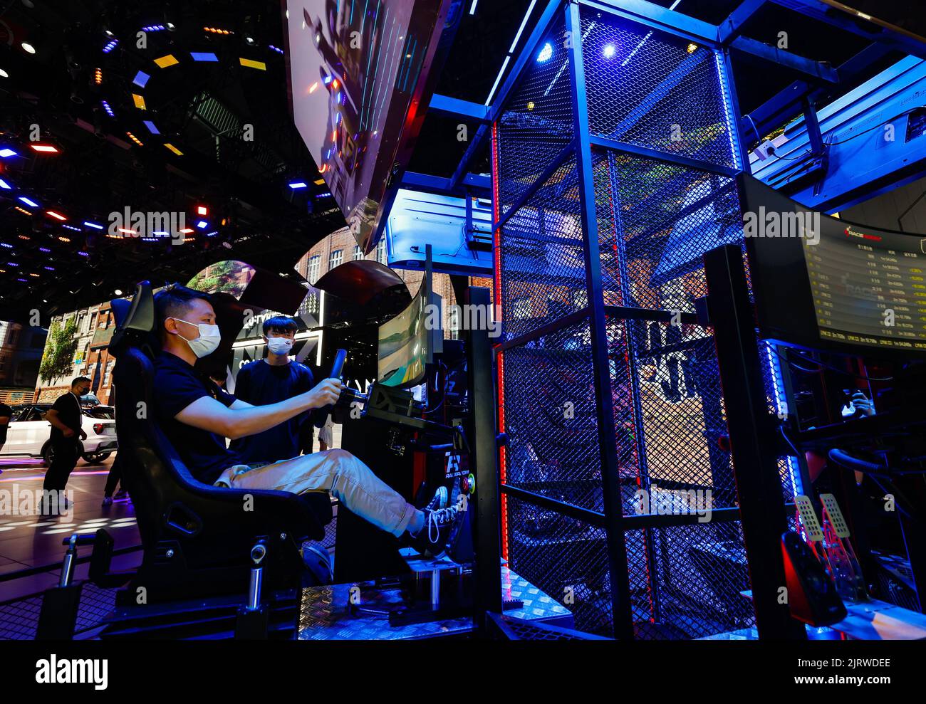Chengdu, China's Sichuan Province. 26th Aug, 2022. A visitor plays ...