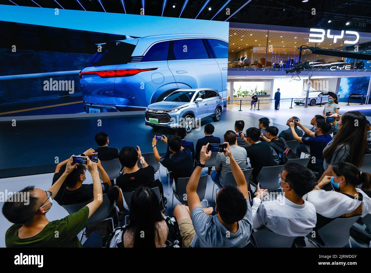 Chengdu, China's Sichuan Province. 26th Aug, 2022. Visitors and press ...