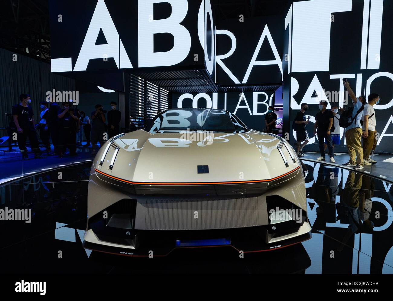 Chengdu, China's Sichuan Province. 26th Aug, 2022. Visitors view a Lynk ...