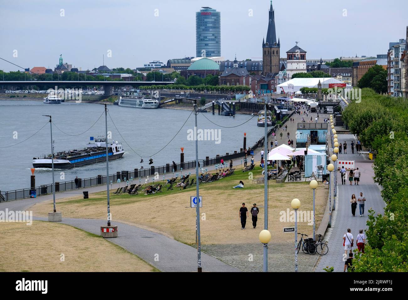 26.08.2022, Duesseldorf, Nordrhein-Westfalen, Deutschland - Passanten ...