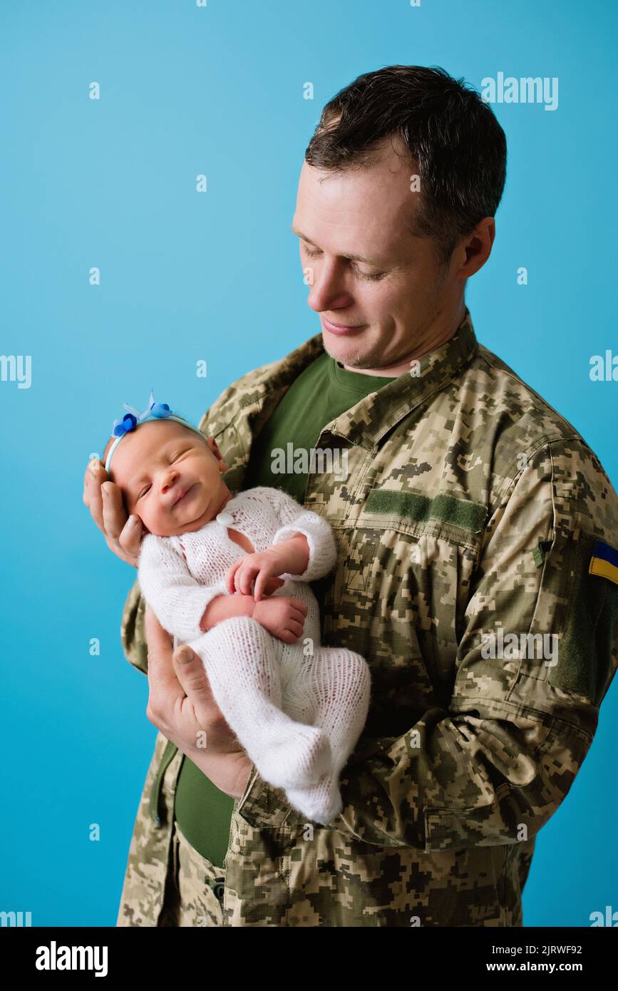 Military father baby hi-res stock photography and images - Alamy