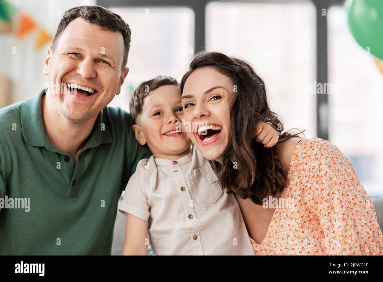 happy family with little son at birthday party Stock Photo - Alamy