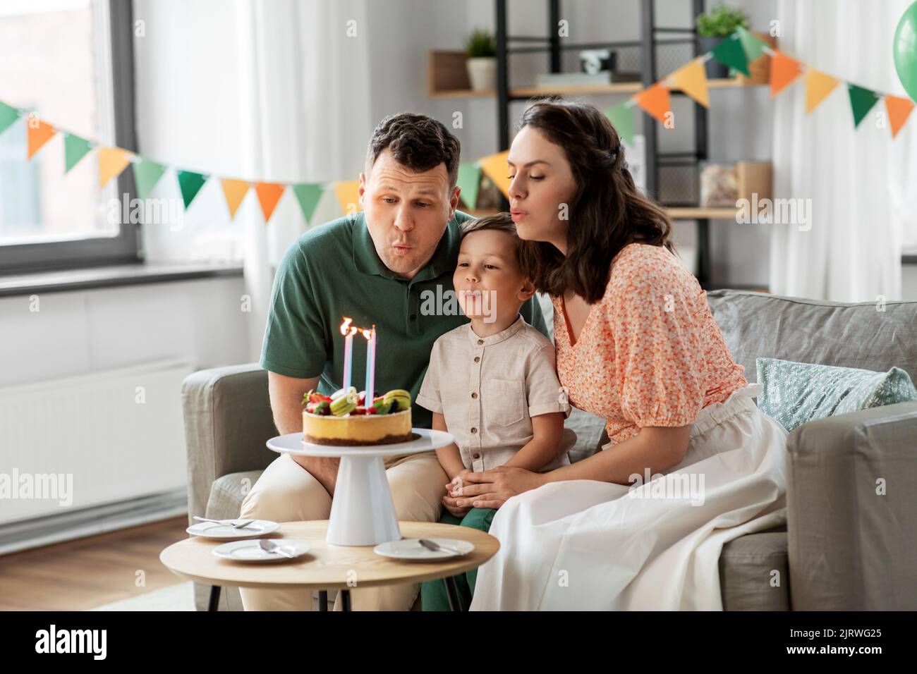 happy family with birthday cake at home Stock Photo - Alamy