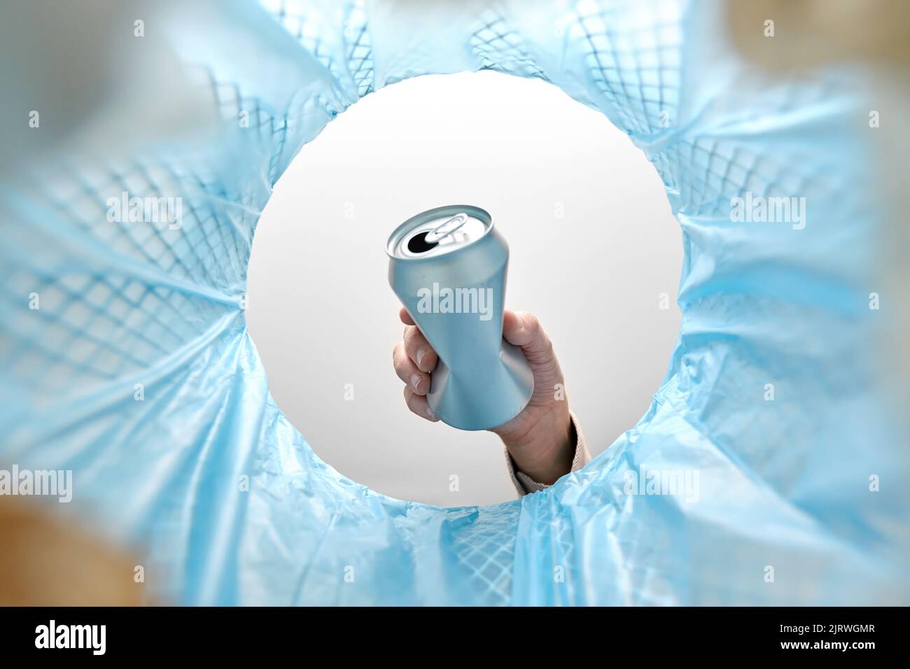 hand throwing tin can into rubbish bin Stock Photo - Alamy