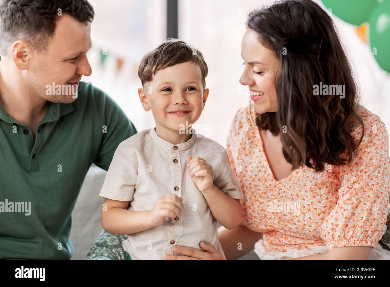 happy family with little son at birthday party Stock Photo - Alamy