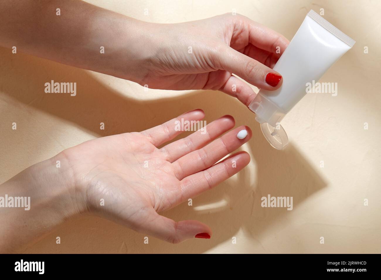 female hands applying moisturizer to skin Stock Photo - Alamy
