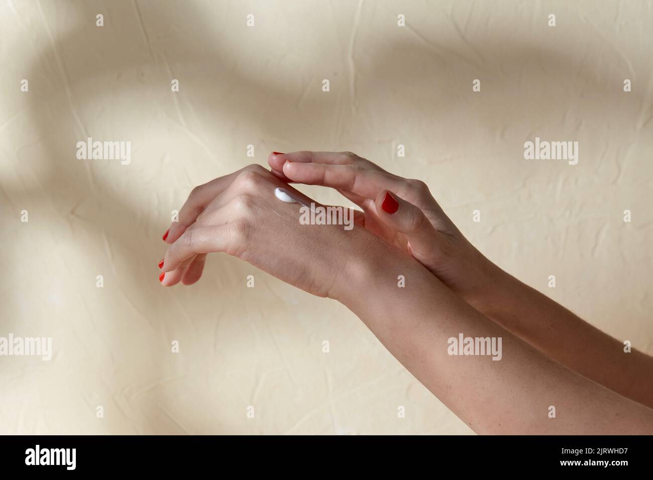 female hands applying moisturizer to skin Stock Photo - Alamy
