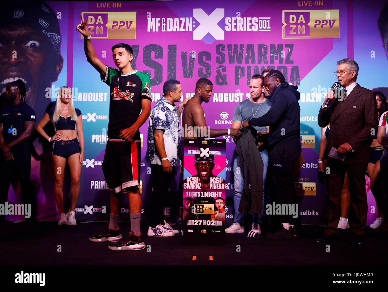 Ksi poses hi-res stock photography and images - Alamy