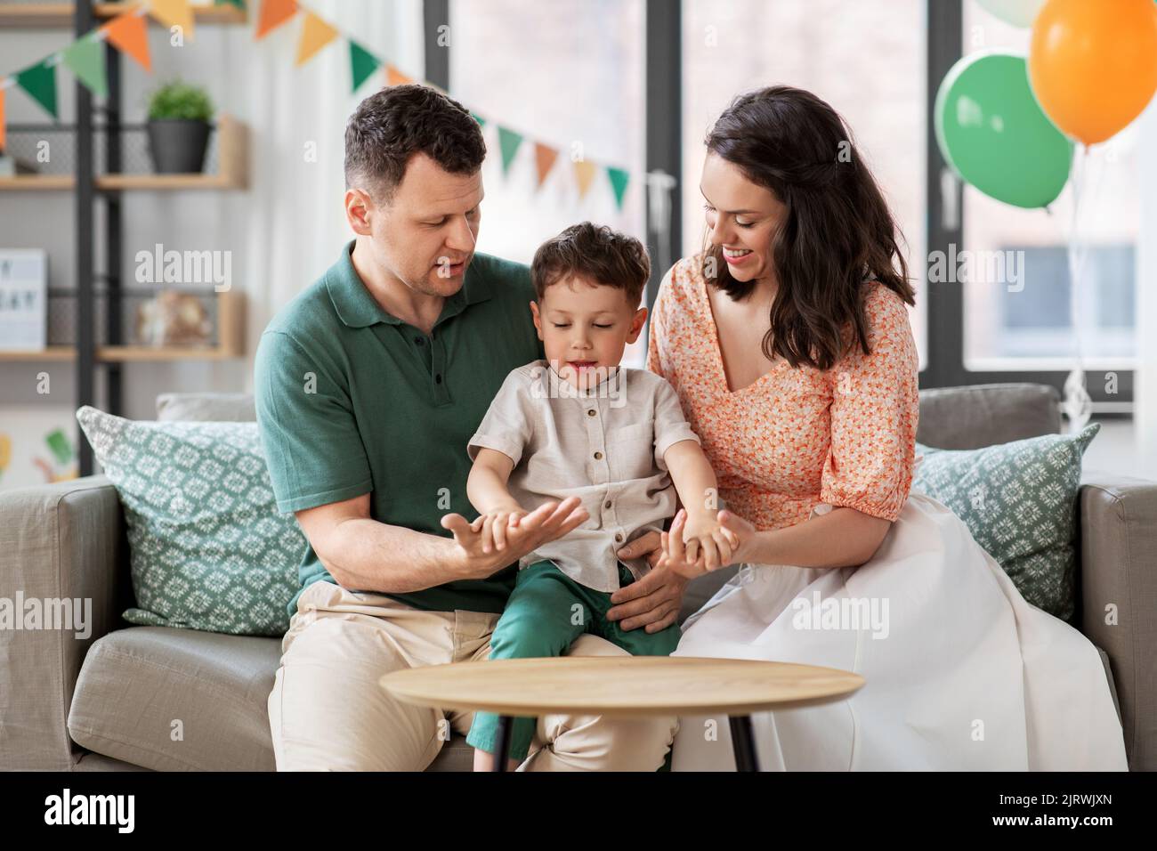 happy family with little son at birthday party Stock Photo - Alamy