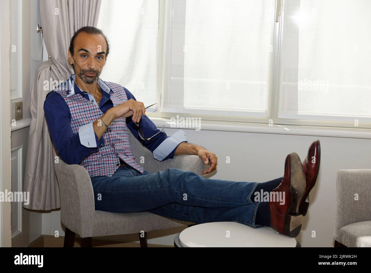 Paris, France. 20th Aug, 2022. Actor Alan M poses in a room at the ...