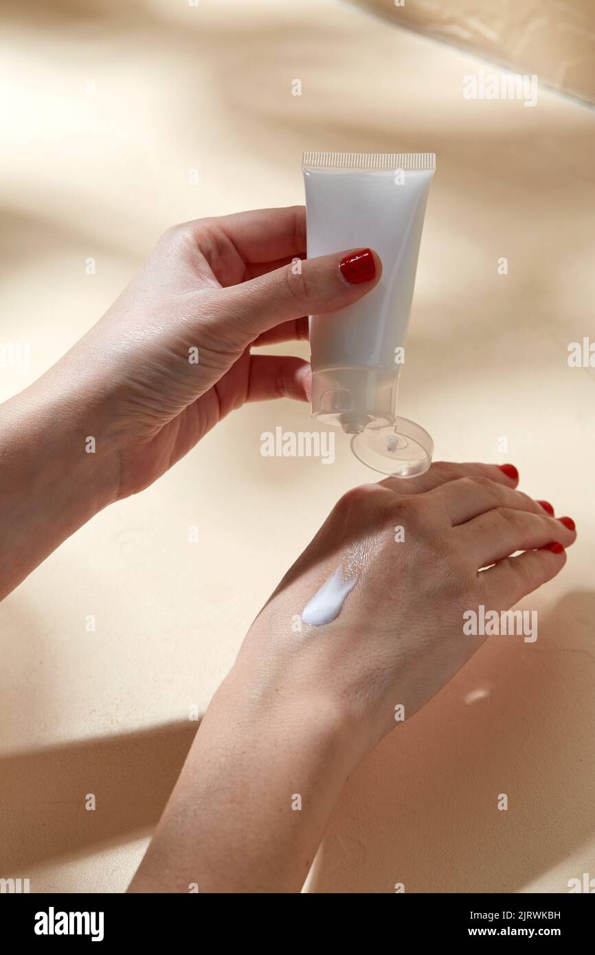female hands applying moisturizer to skin Stock Photo - Alamy