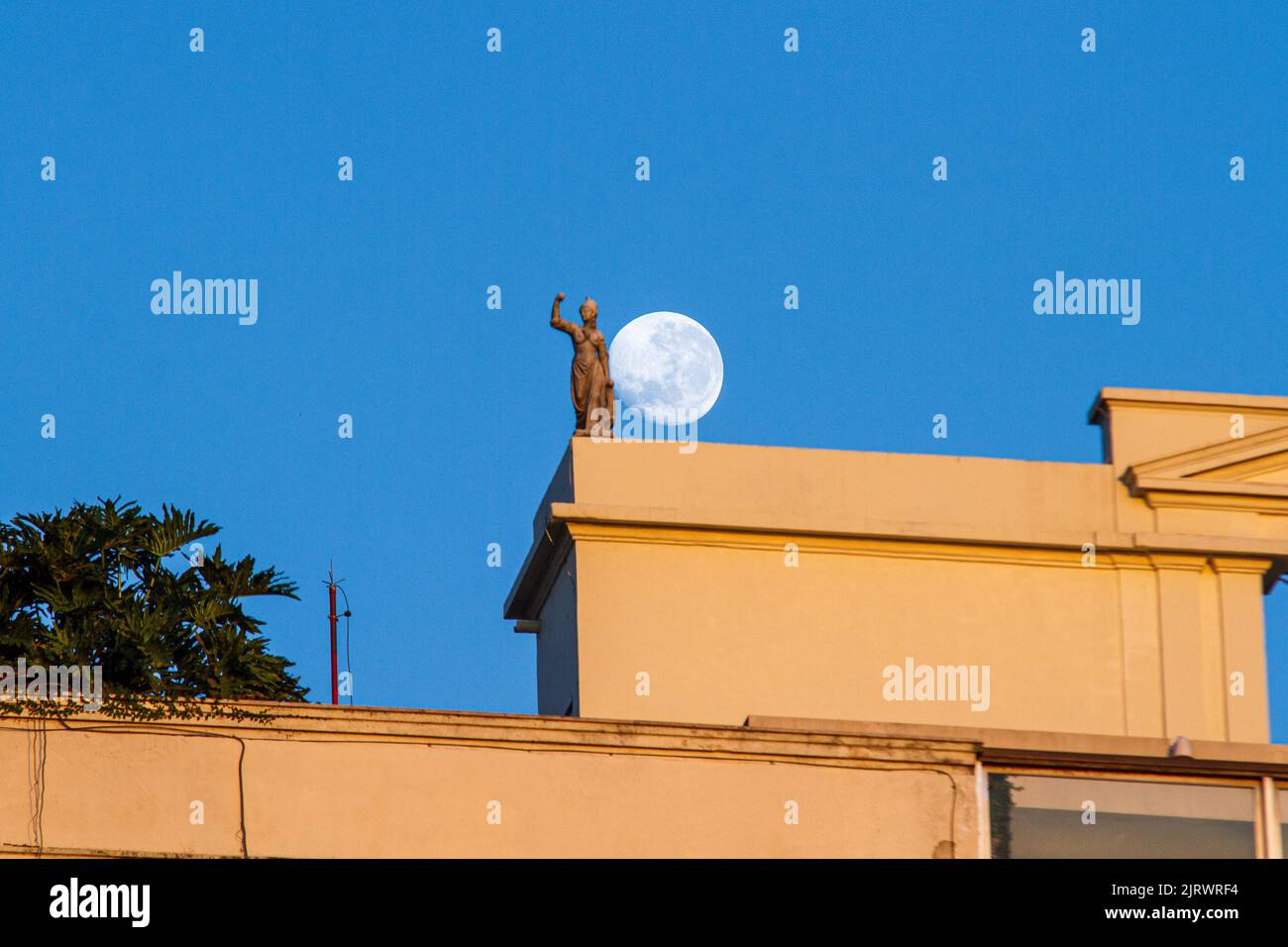 moon sunset on a beautiful winter morning in Rio de Janeiro Stock Photo ...