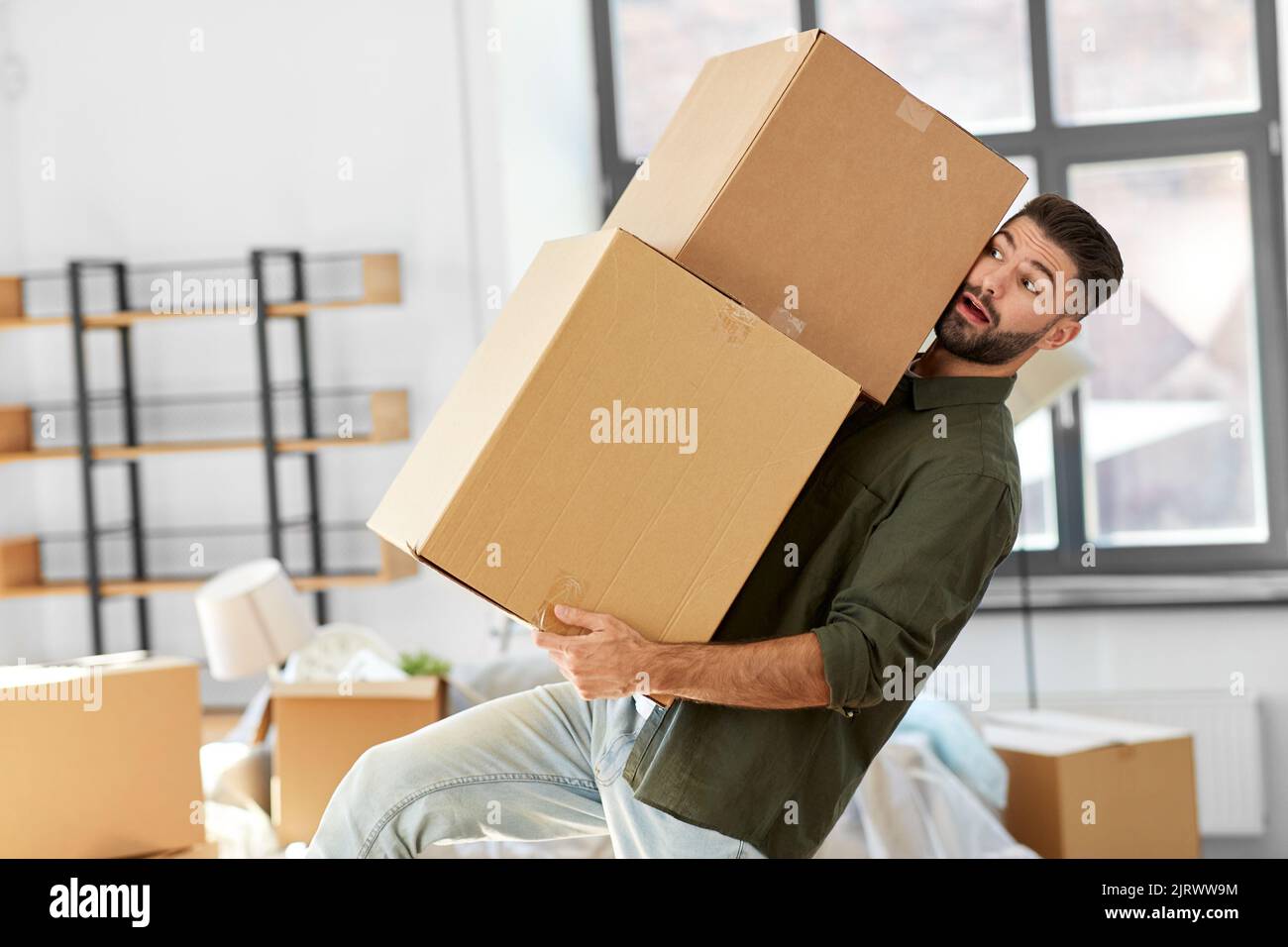 Man moving house heavy boxes hi-res stock photography and images - Alamy