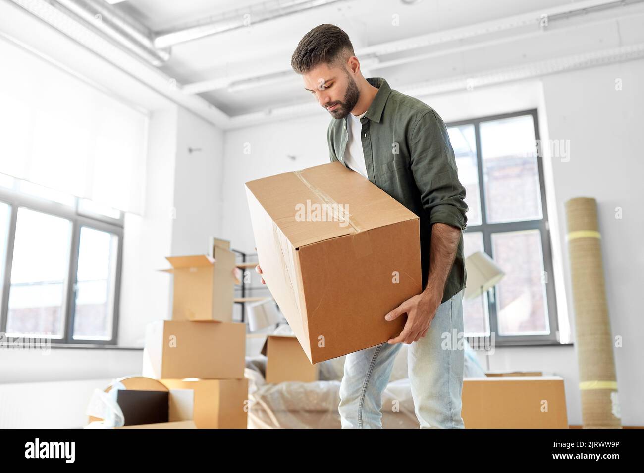 Man moving house heavy boxes hi-res stock photography and images - Alamy