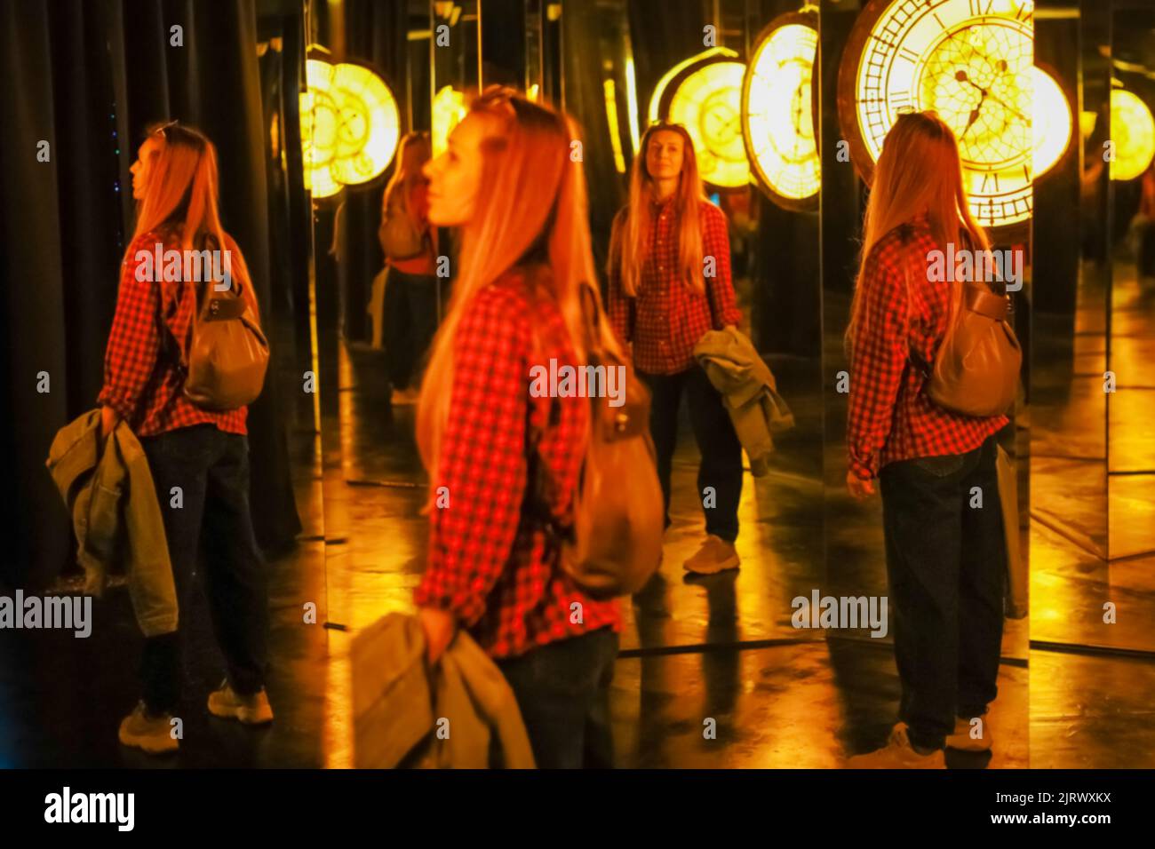 Infinity mirror maze hi-res stock photography and images - Alamy