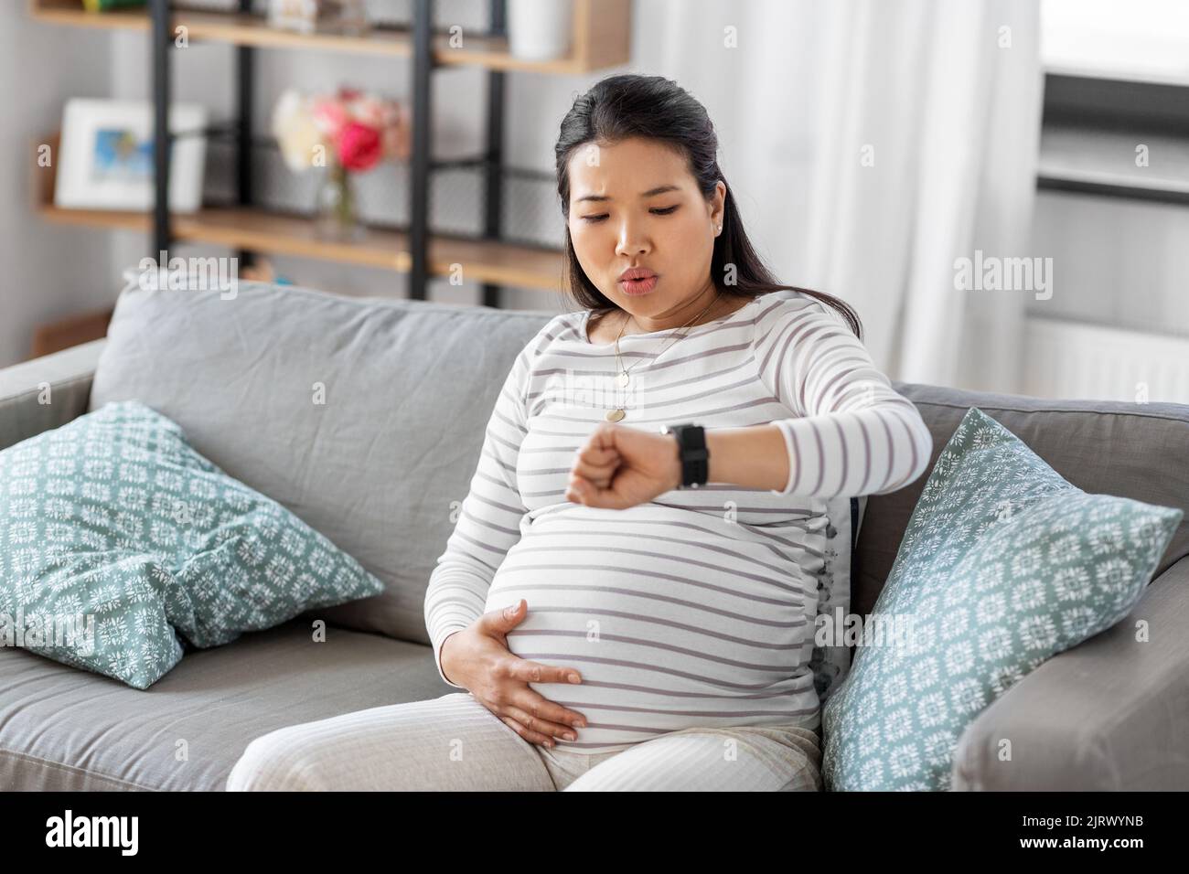 pregnant woman having labor contractions at home Stock Photo - Alamy