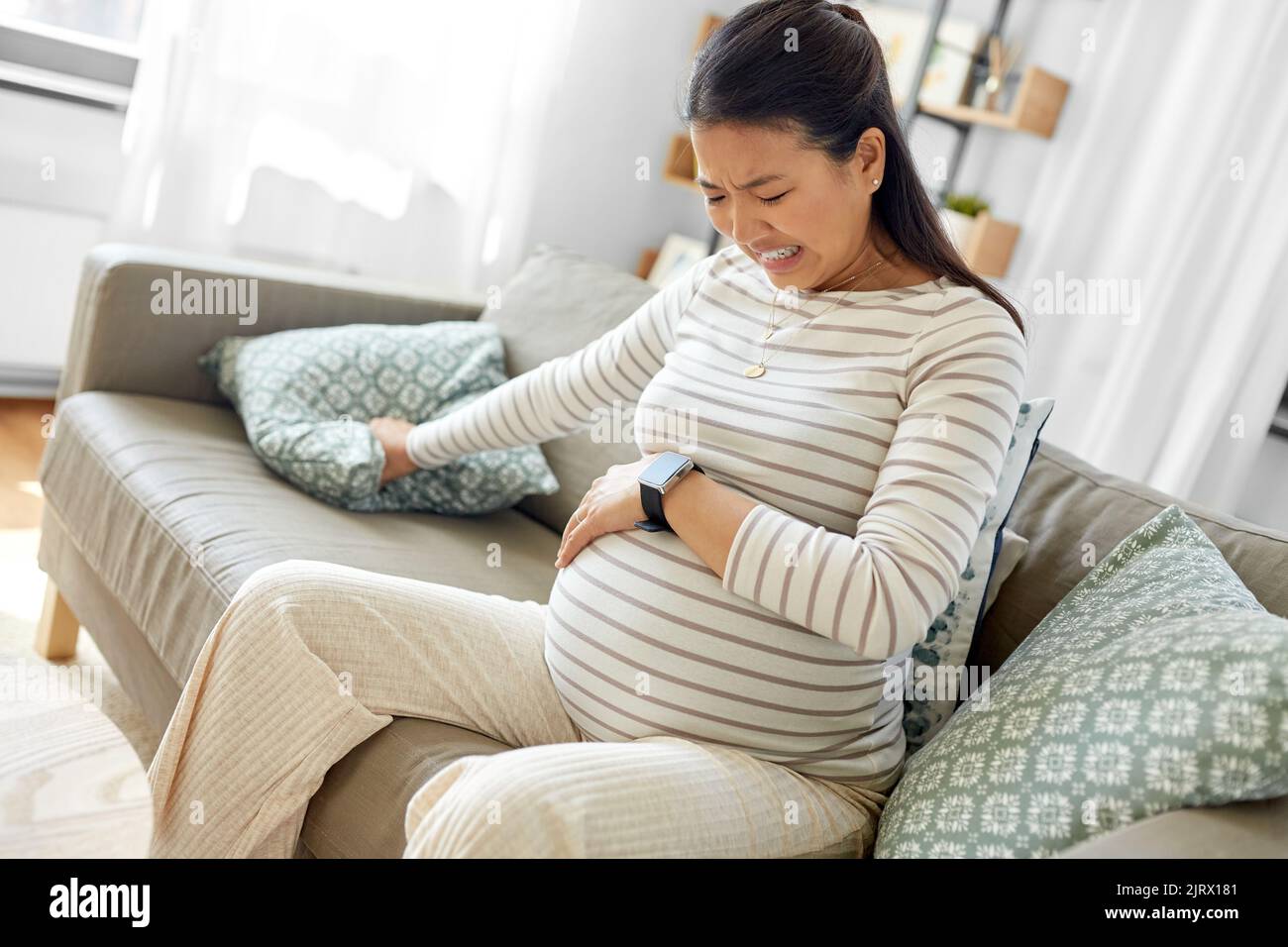 pregnant woman having labor contractions at home Stock Photo - Alamy
