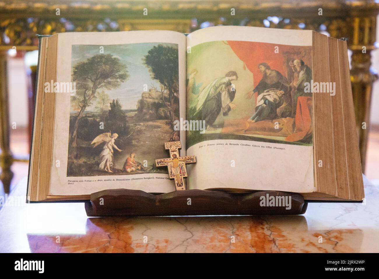 Images at the cross hi-res stock photography and images - Alamy