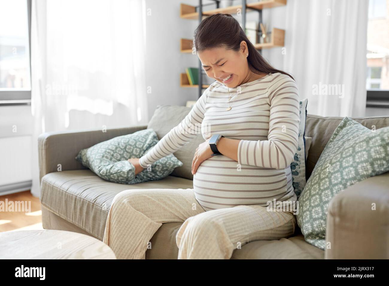 pregnant woman having labor contractions at home Stock Photo - Alamy