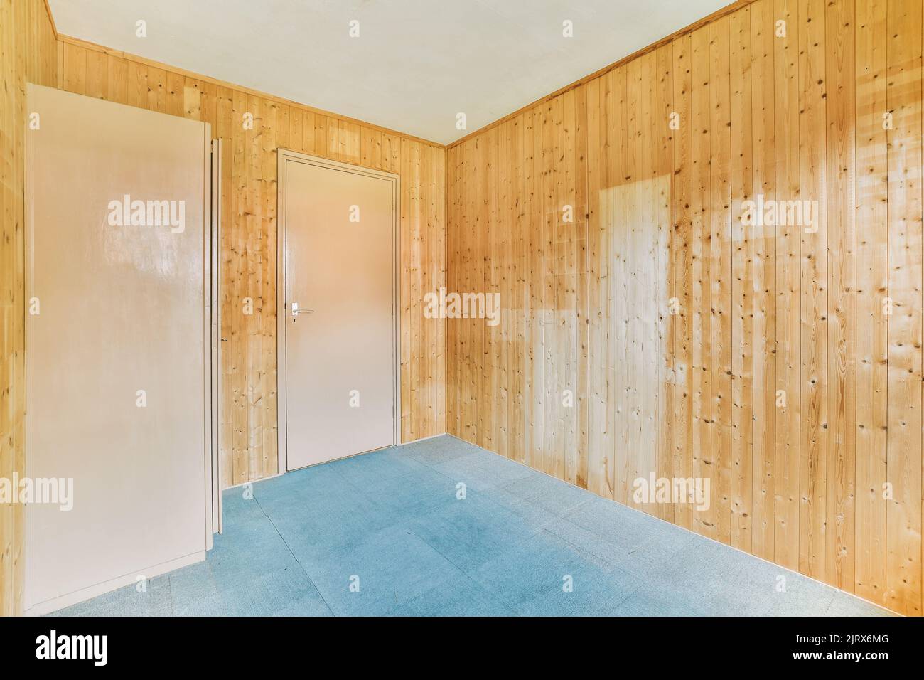 A cozy and spacious empty room in a luxury house Stock Photo - Alamy