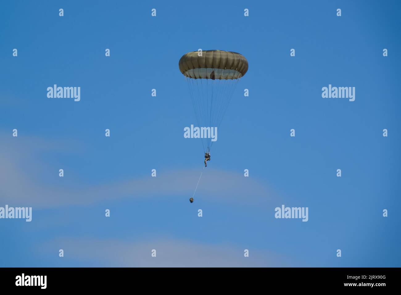 Paratrooper jump plane hi-res stock photography and images - Alamy