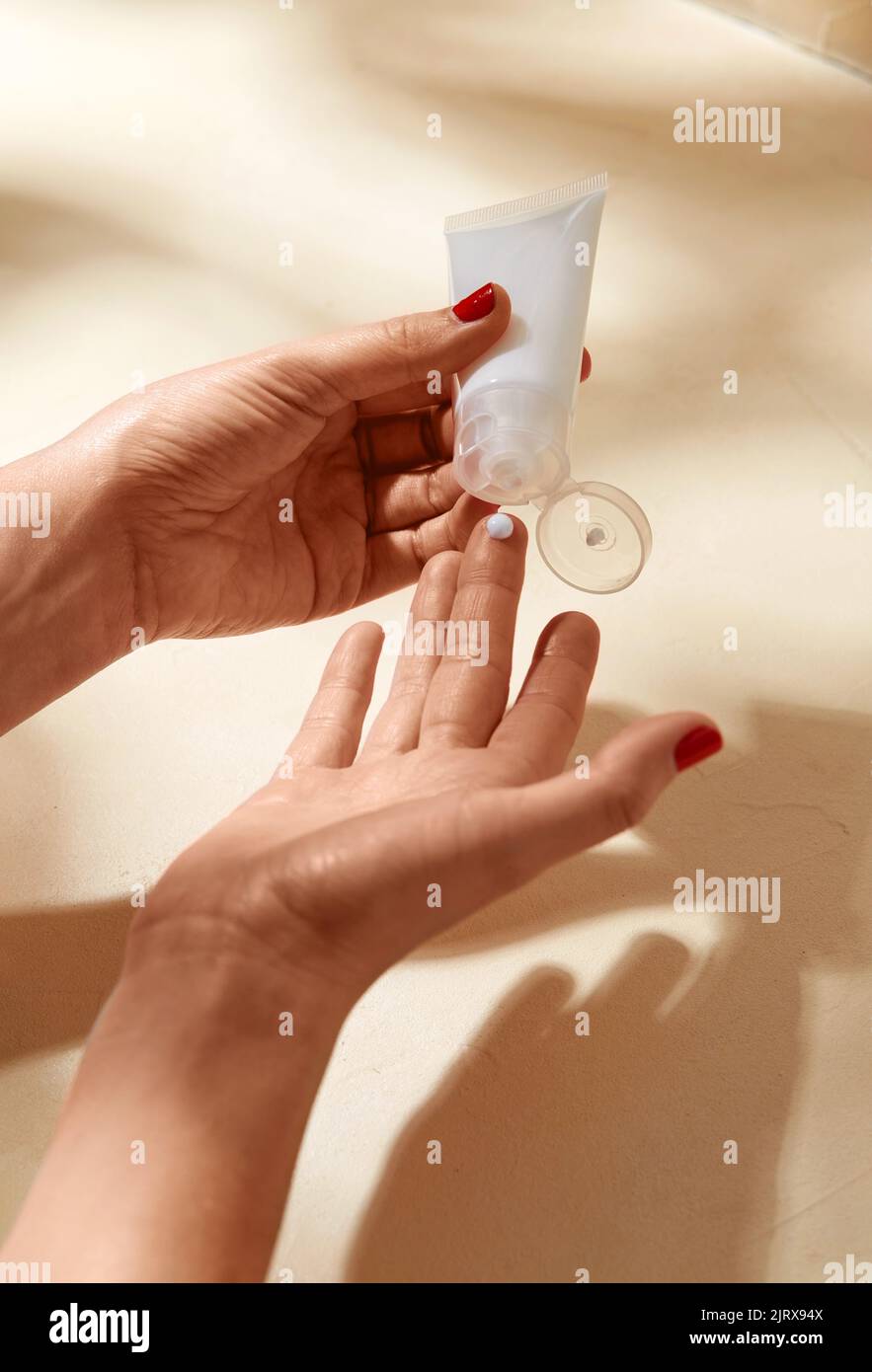 female hands applying moisturizer to skin Stock Photo - Alamy