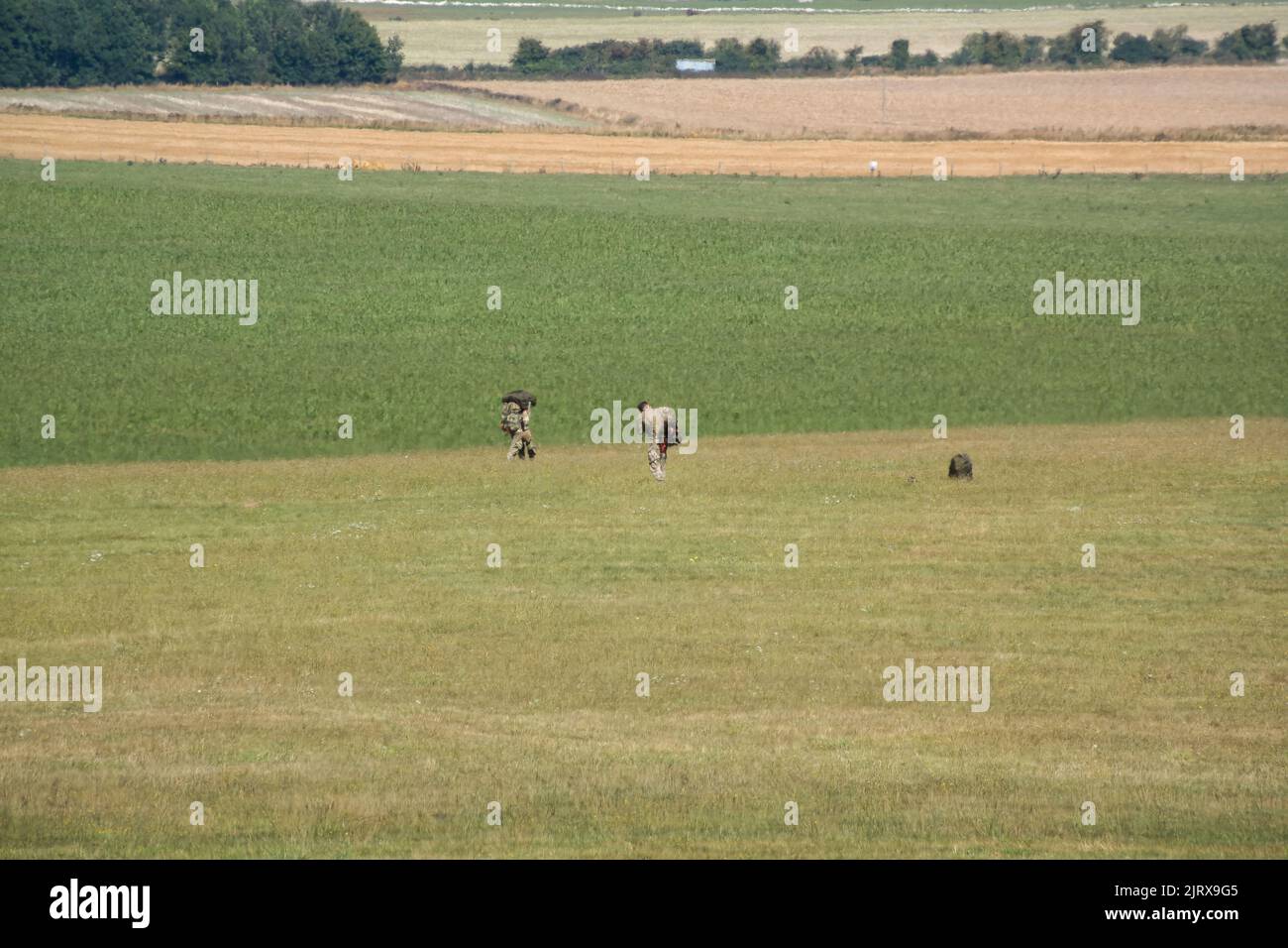British army paratroopers preparing to move out from an airborne ...