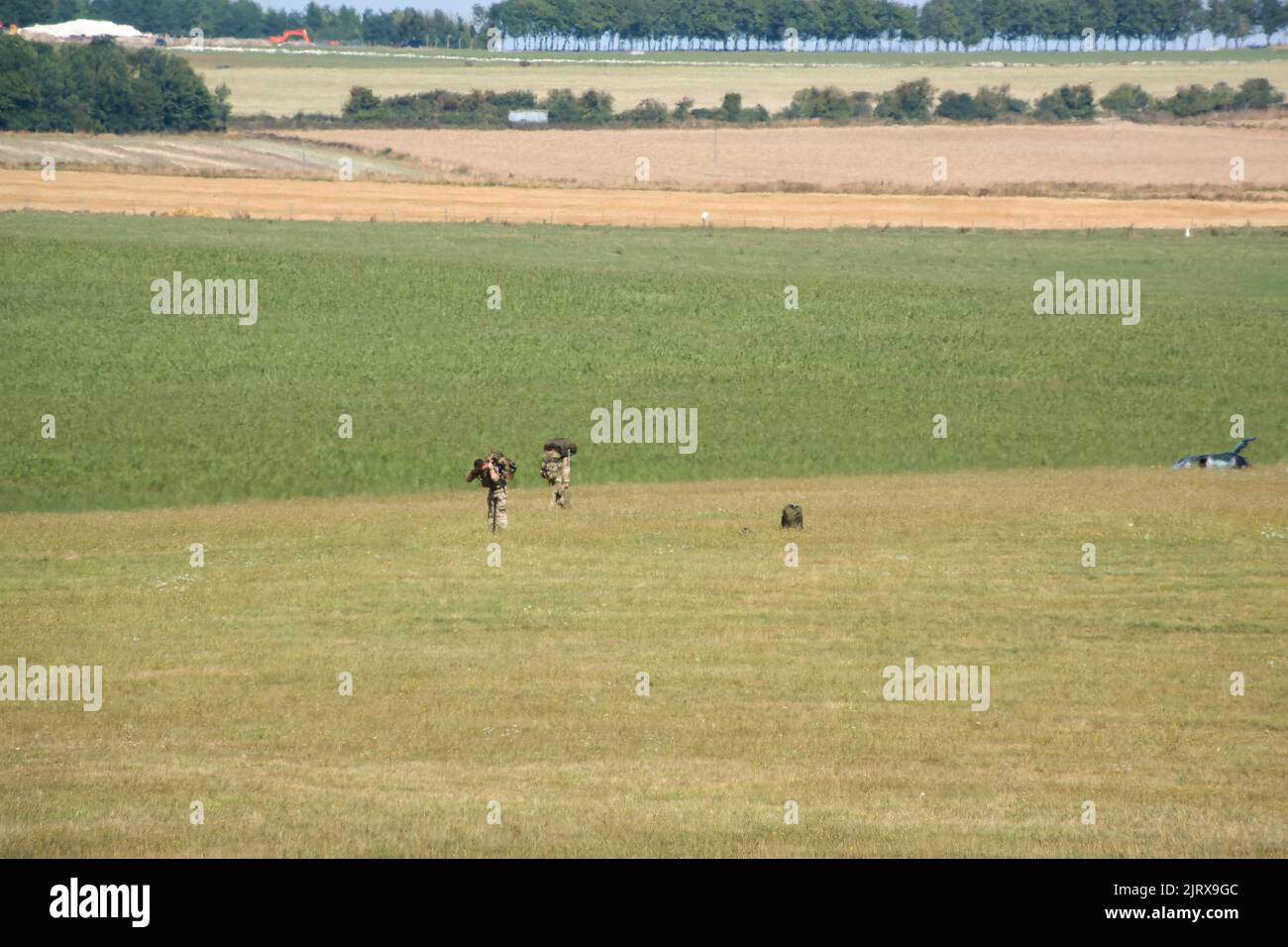 British army paratroopers preparing to move out from an airborne ...