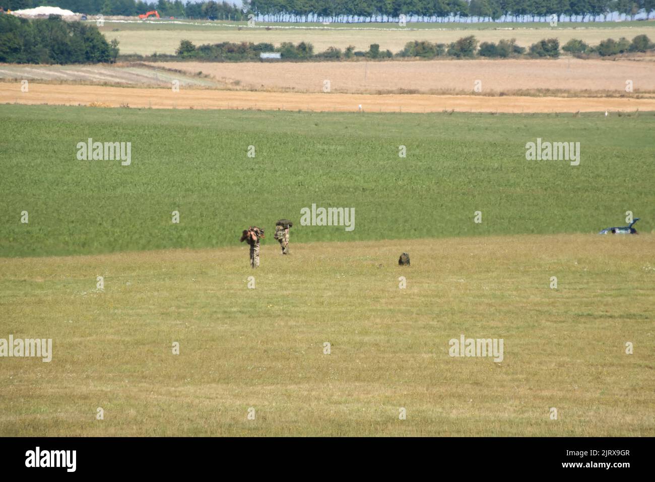 British army paratroopers preparing to move out from an airborne ...