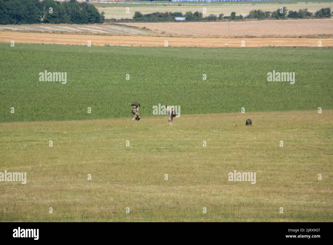 British army paratroopers preparing to move out from an airborne ...