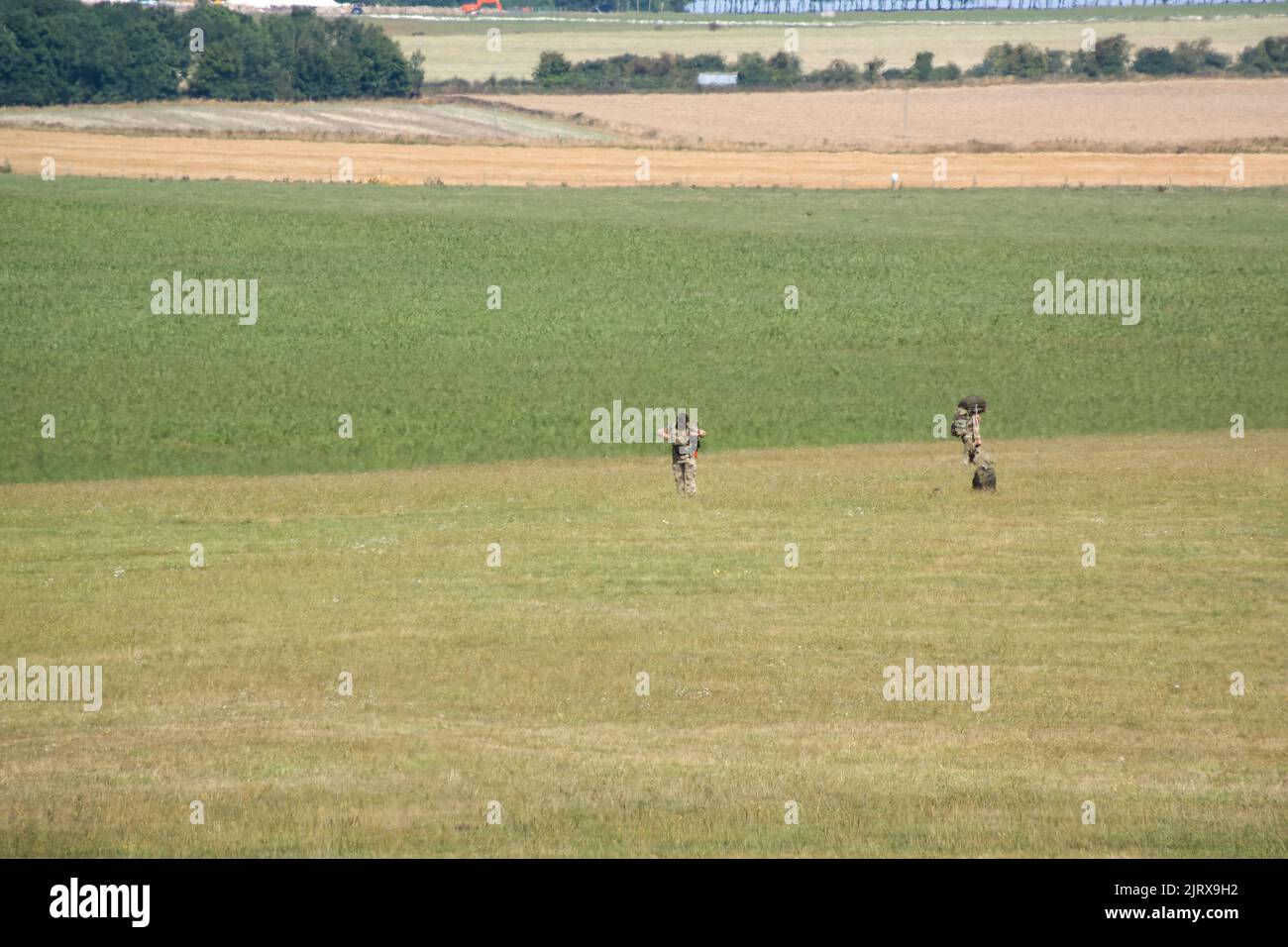 British army paratroopers preparing to move out from an airborne ...
