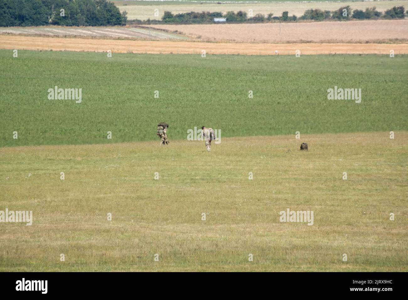 British army paratroopers preparing to move out from an airborne ...