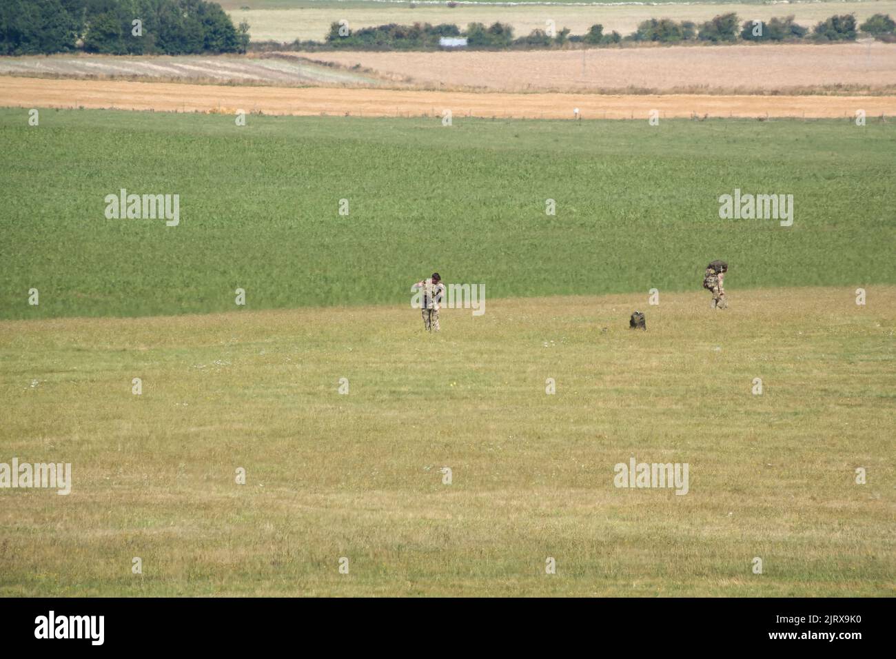 British army paratroopers preparing to move out from an airborne ...
