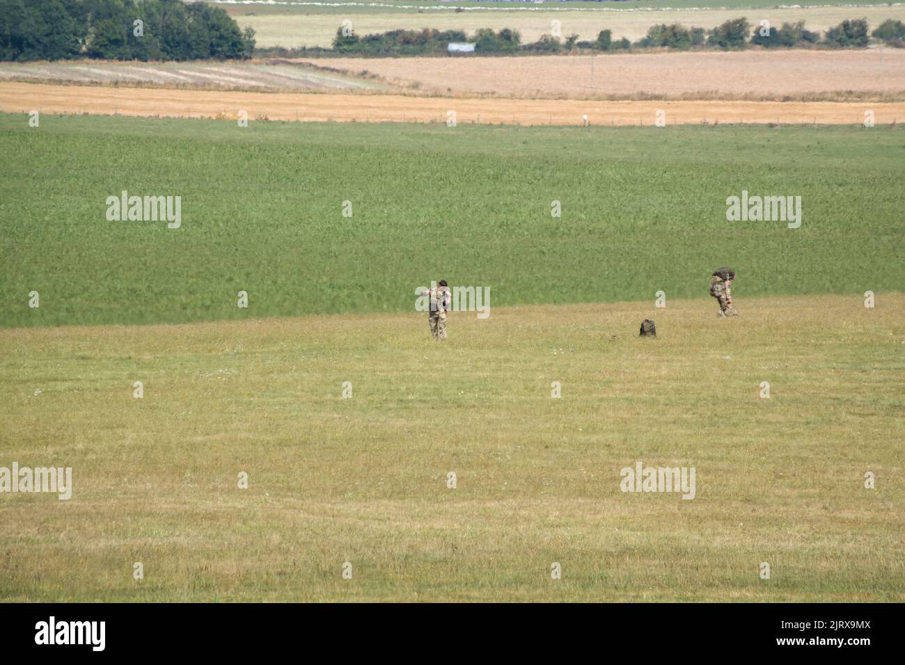 British army paratroopers preparing to move out from an airborne ...