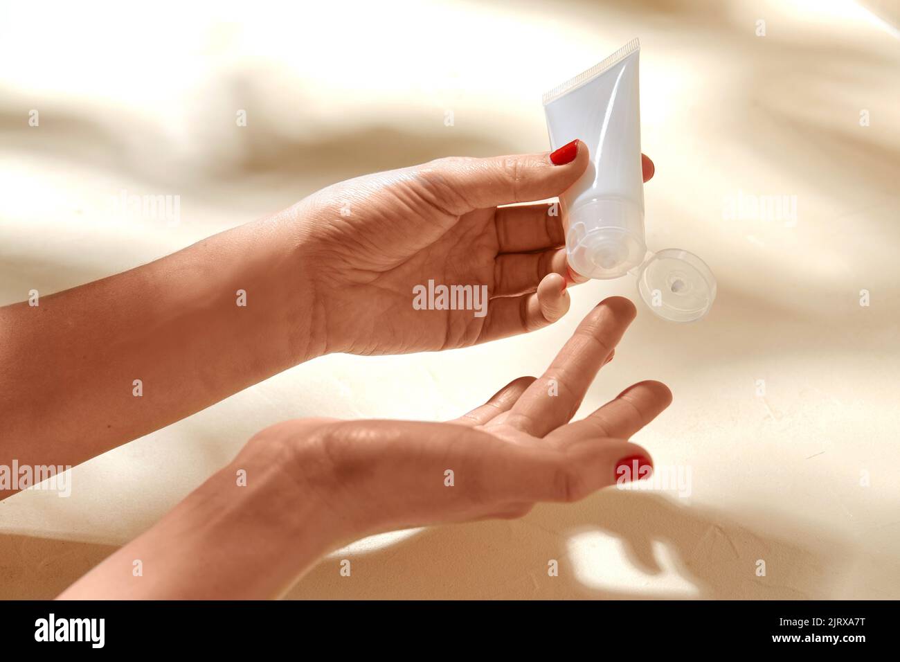 female hands applying moisturizer to skin Stock Photo - Alamy