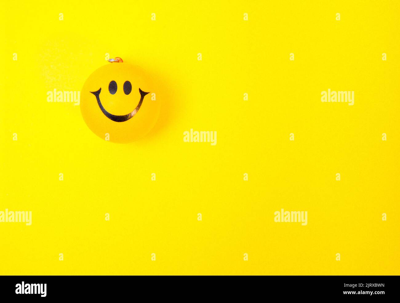 Yellow smiley face icon hi-res stock photography and images - Alamy
