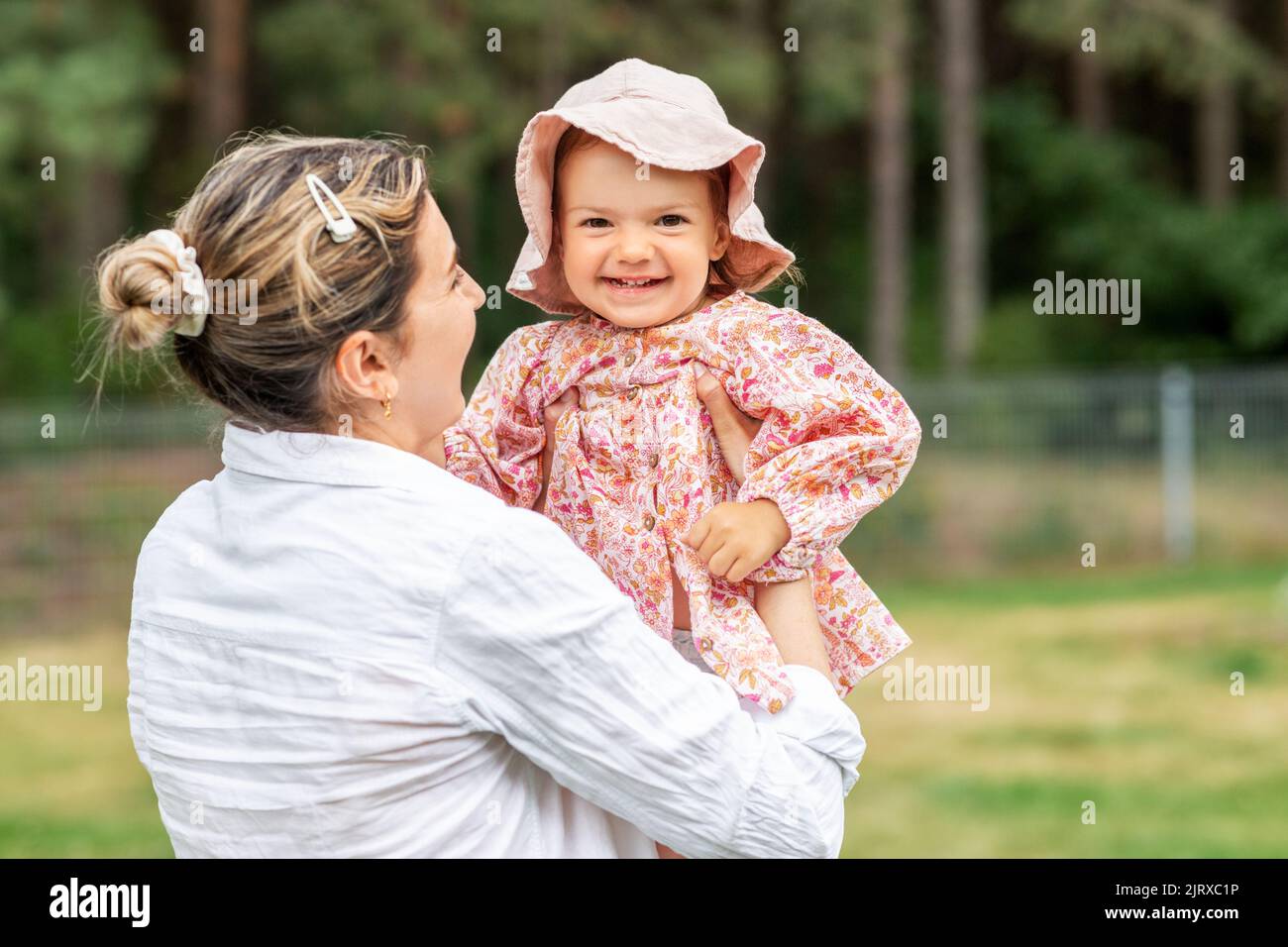 Baby girl outdoors hi-res stock photography and images - Alamy