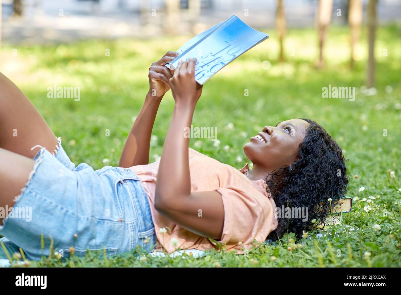 Student reading textbook hi-res stock photography and images - Alamy