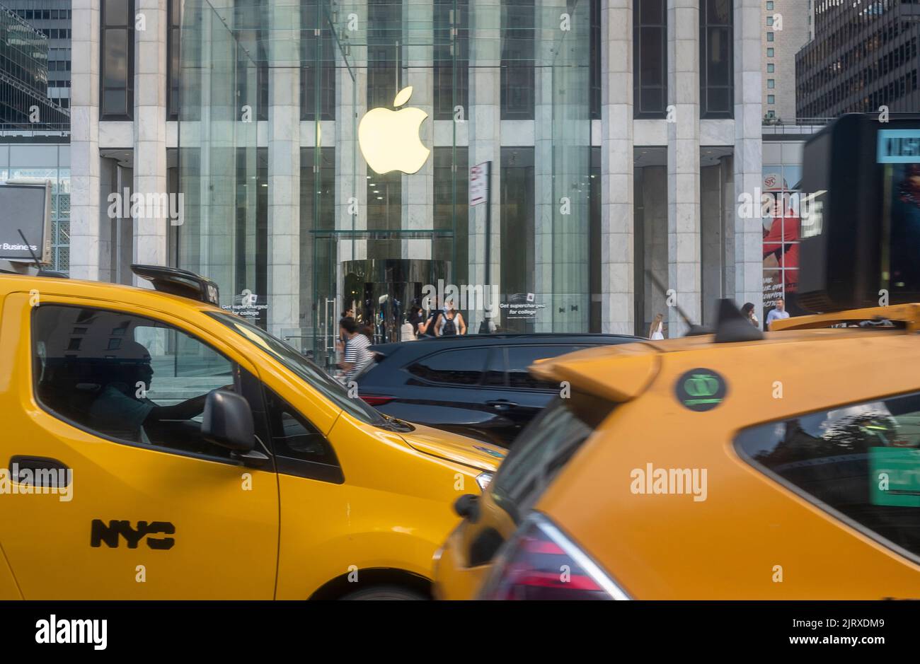 The Apple store on Fifth Avenue in New York on Thursday, August 25 ...